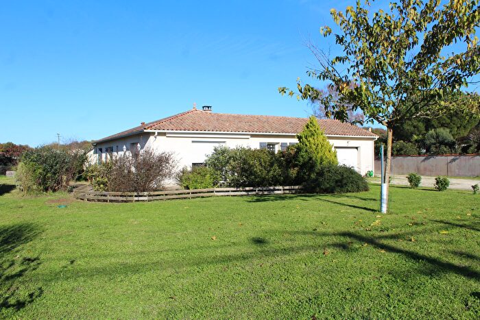 Maison à vendre - Saint-Romain-de-Benet - 6 pièces - 4 chambres