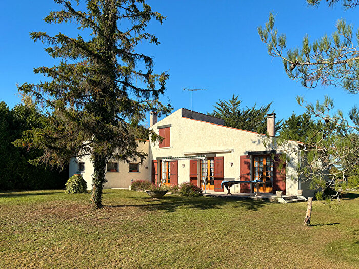 Maison à vendre - Saint-Savinien - 5 pièces - 3 chambres