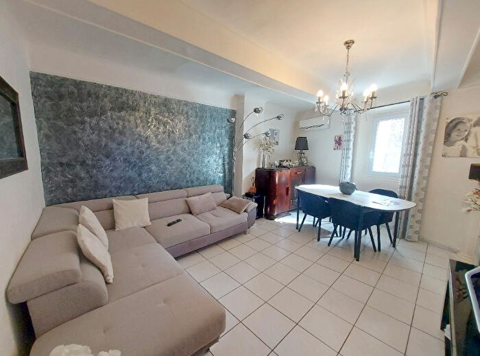 Maison à vendre - Marseille e , Saint-Marcel - 8 pièces - 4 chambres