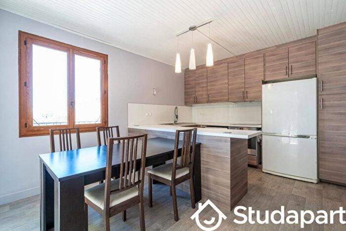 Maison à louer - Sainte Marguerite, Marseille ème arrondissement - 5 pièces - 4 chambres