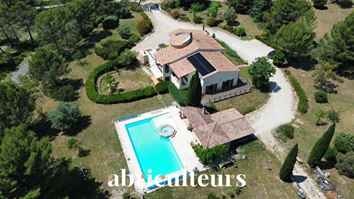Lambesc : Maison 8 pièces à vendre