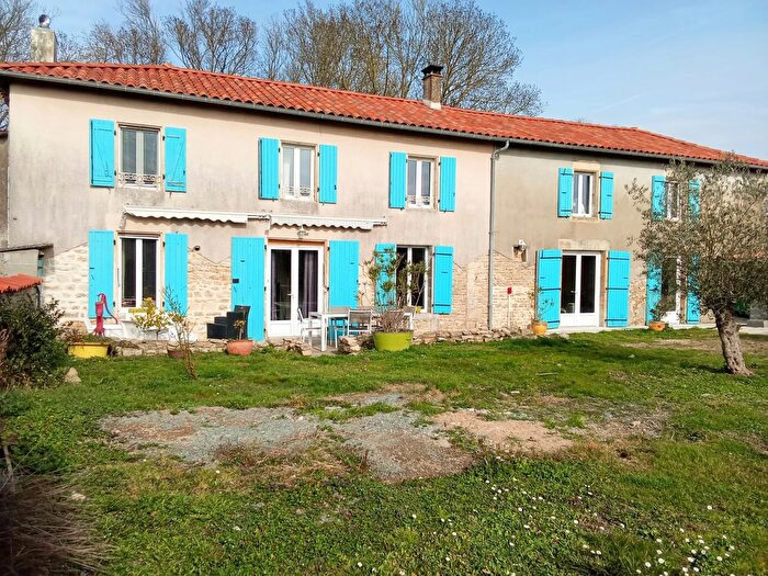 Maison à vendre - Brioux-sur-Boutonne - 7 pièces - 5 chambres