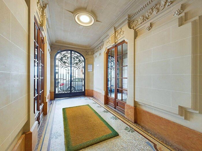 Appartement à louer - Porte Dauphine, Paris ème arrondissement - 4 pièces - 3 chambres