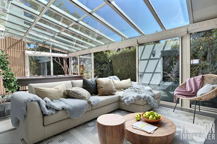 Maison à vendre - Villepreux - 9 pièces - 6 chambres