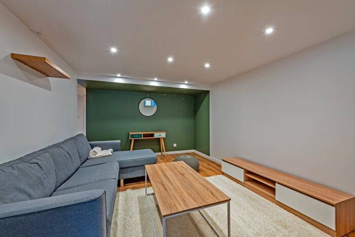 Maison à louer - Europe, Brest - 7 pièces - 6 chambres