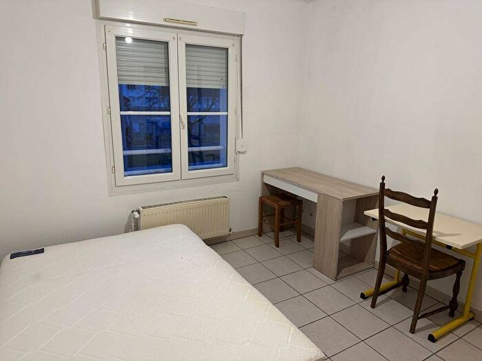 Appartement à louer - Centre Est, Saint-Julien-les-Villas - 1 pièce