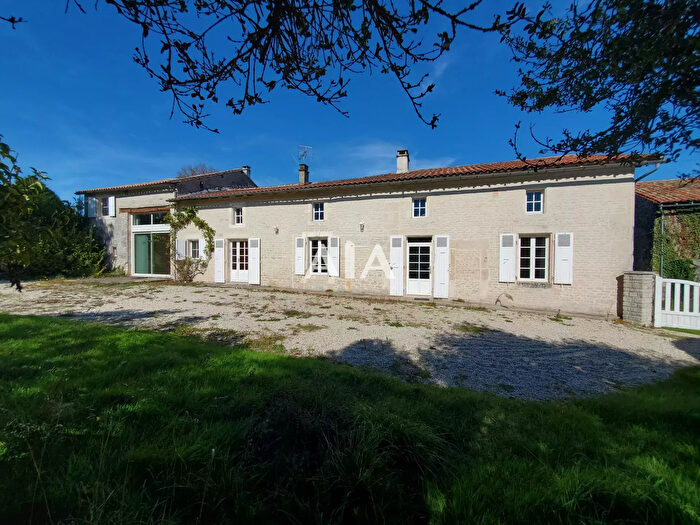 Theil-Rabier : Maison 8 pièces à vendre