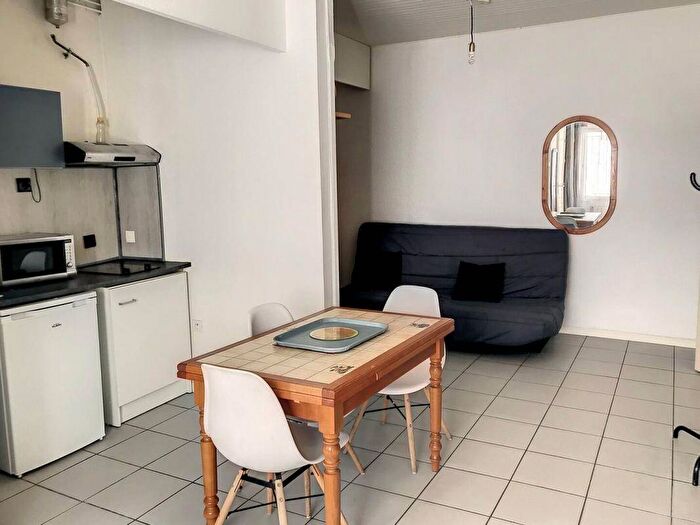 Appartement à louer - Esplanade, Nîmes - 1 pièce