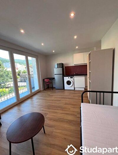 Appartement à louer - Croix Rouge-Portail-Rouge Sémard, Saint-Martin-dHères - 1 pièce