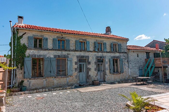 Maison à vendre - Aigre - 8 pièces - 4 chambres