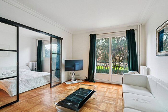 Appartement à louer - Porte Dauphine, Paris ème arrondissement - 2 pièces - 1 chambre