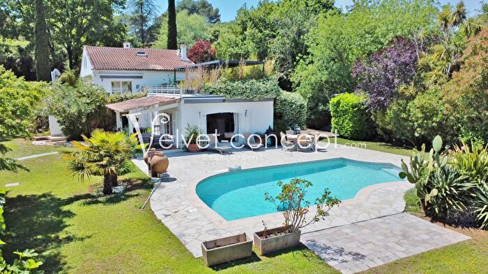 Roquefort-les-Pins : Maison 8 pièces à vendre