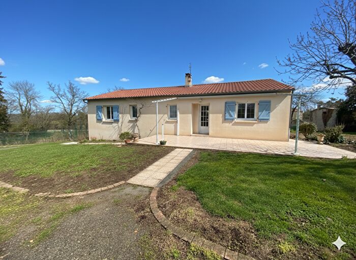 Maison à louer - Saint-Hilaire-le-Vouhis - 6 pièces - 3 chambres