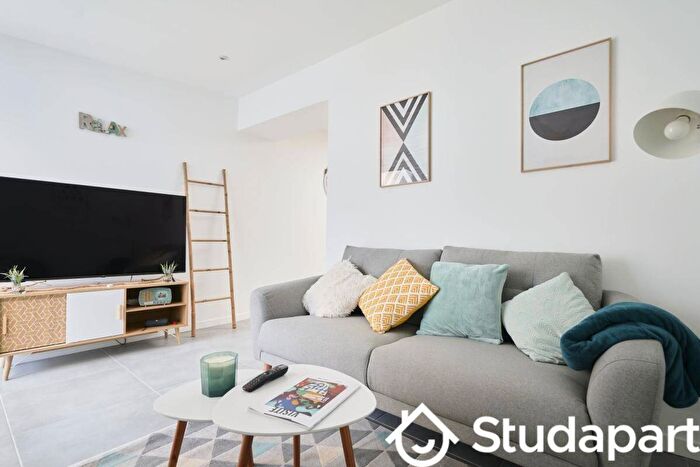 Appartement à louer - Cheminots-Acacias-Faubourg de Lille, Valenciennes - 1 pièce - 2 chambres