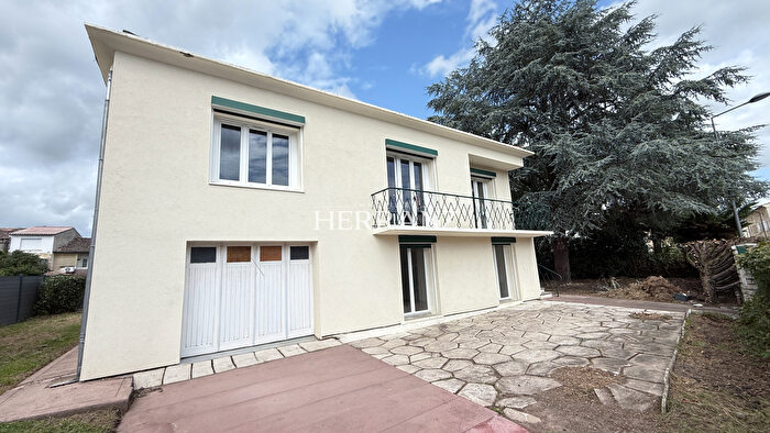 Maison à vendre - Montpon-Ménestérol - 7 pièces - 5 chambres
