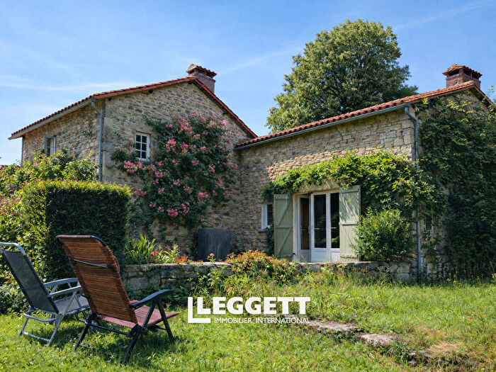 Maison 7 pièces à Benest, à vendre