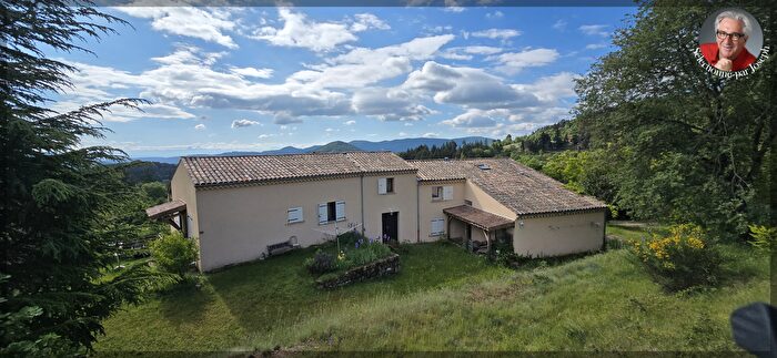 Maison 10 pièces à Saint-Michel-de-Chabrillanoux, à vendre