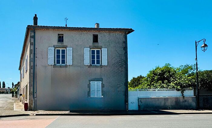 Maison à vendre - Bussière-Poitevine - 6 pièces - 5 chambres