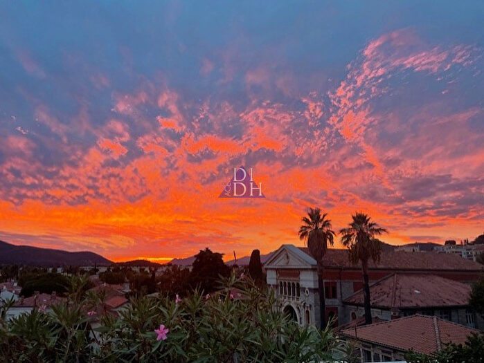 Appartement à louer - Hyères, Centre-ville - 2 pièces - 1 chambre