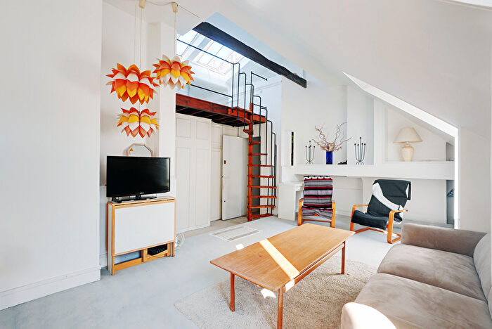 Appartement à vendre - Paris e , Montmartre, Sacré Coeur, Abbesses - 2 pièces - 1 chambre