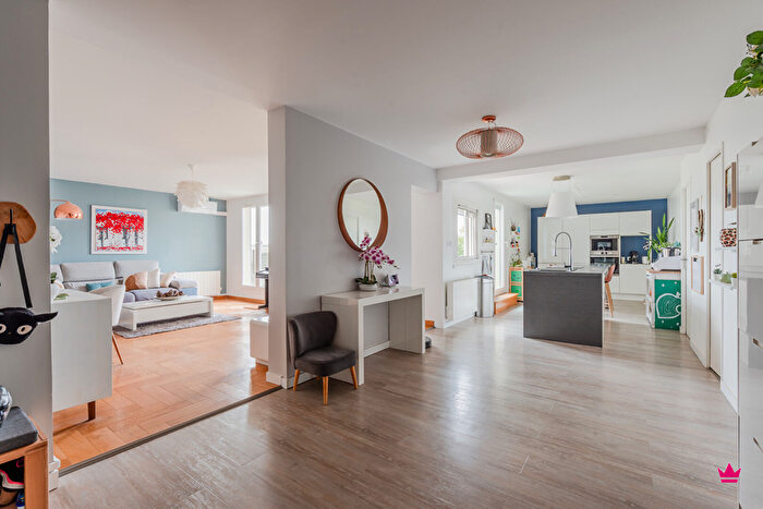 Appartement à vendre - Chassieu - 5 pièces - 3 chambres