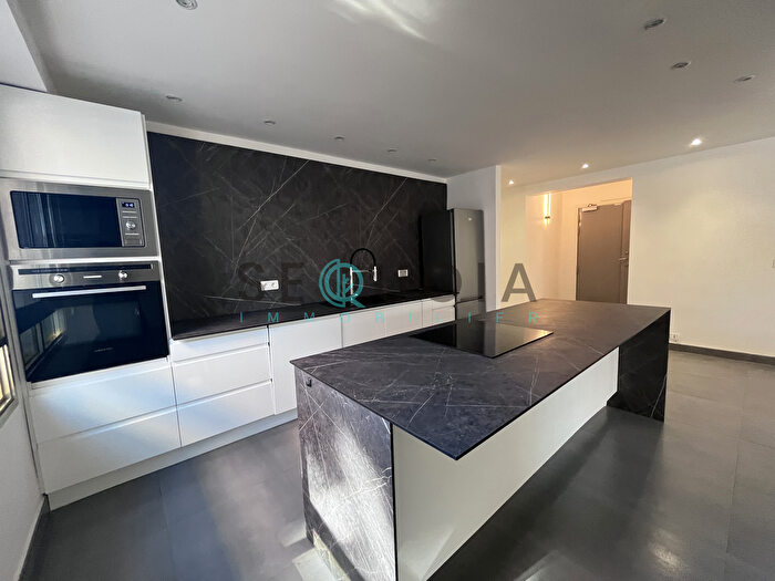 Appartement à louer - Antibes, Coeur de ville - 4 pièces - 3 chambres