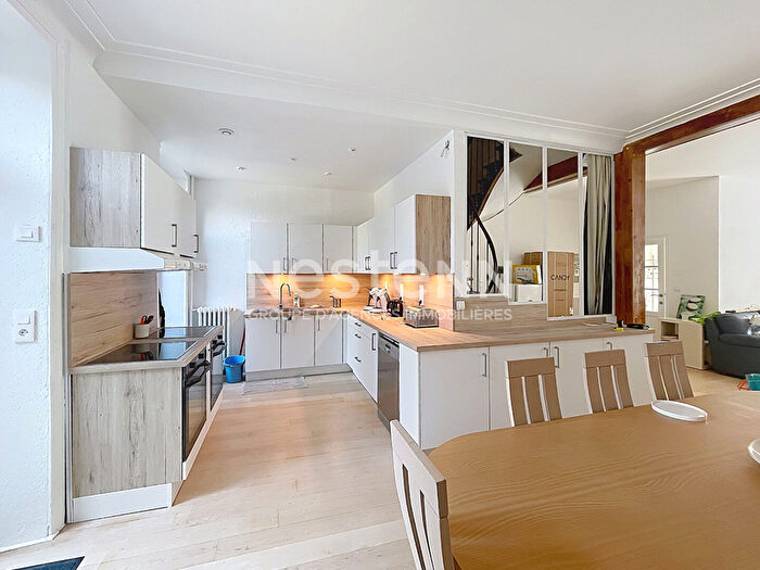 Yssingeaux : Appartement 12 pièces à louer