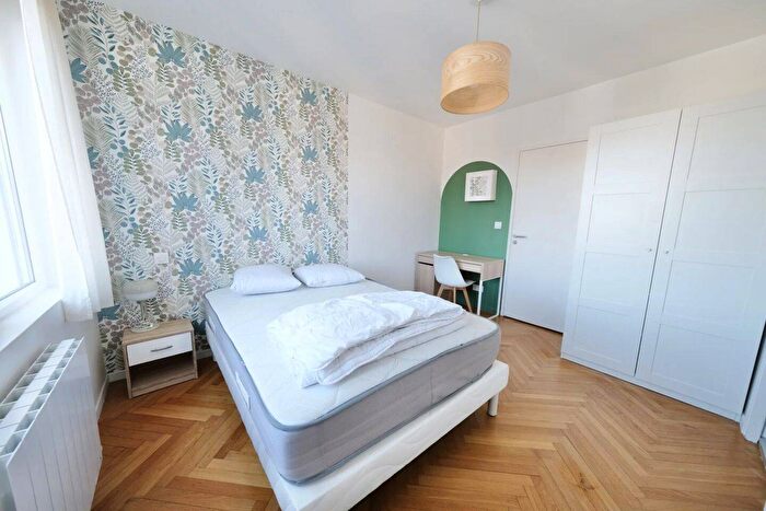 Appartement à louer - Les Genêts-Le Vinatier-Le Lessivas, Bron - 2 pièces - 1 chambre