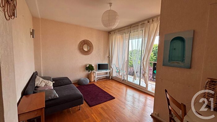 Sainte-Geneviève-des-Bois, Hôtel de Ville : Appartement 2 pièces à louer