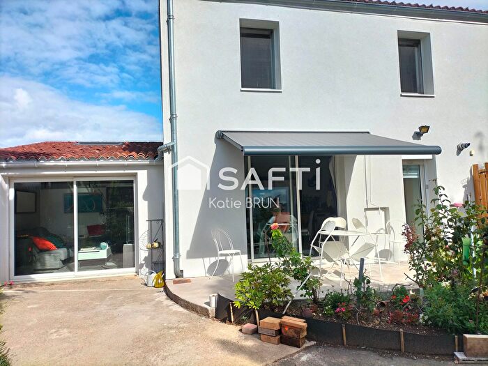 Maison 4 pièces à Saintes, Centre-ville, à vendre