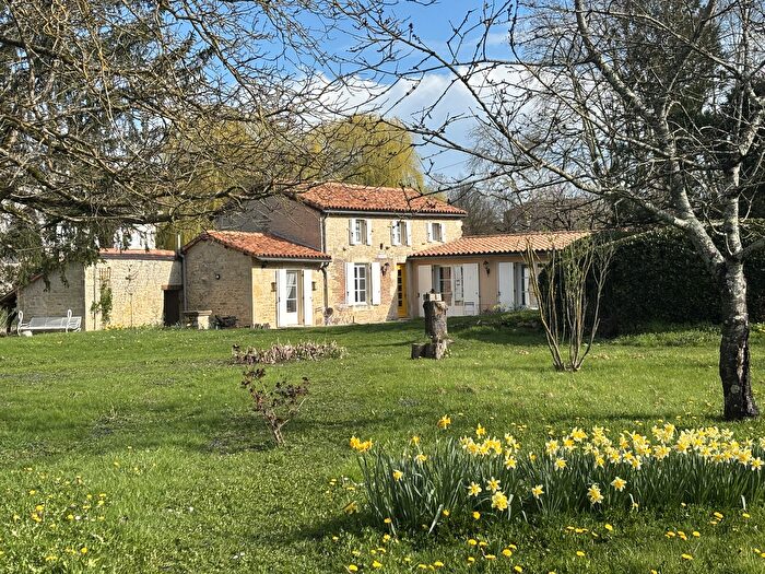 Maison à vendre - Ruffec - 5 pièces - 3 chambres