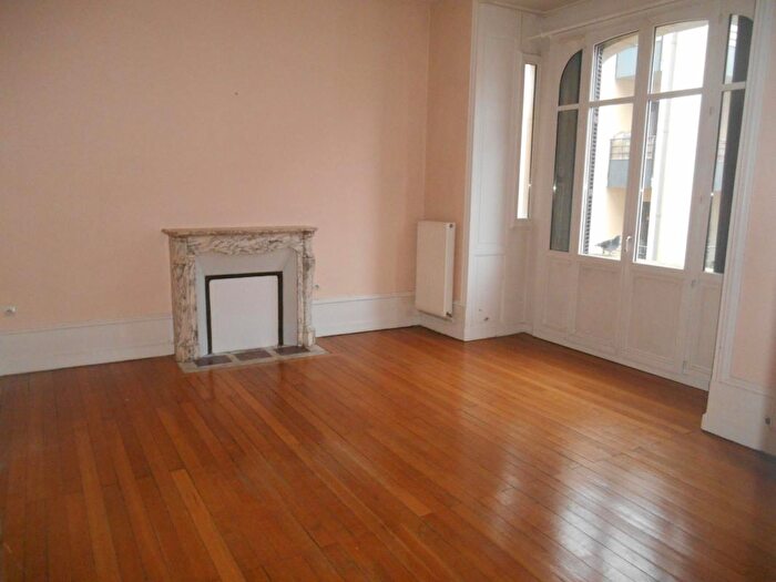 Appartement 5 pièces à Toul, Centre-ville, à louer