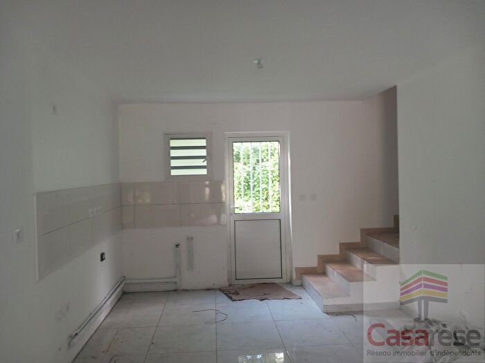 Maison à vendre - Sainte-Rose, Centre-ville, Le Petit-Brûlé, La Ravine Glissante - 4 pièces - 3 chambres