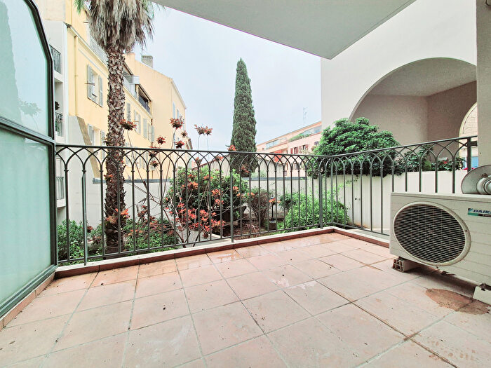 Appartement à vendre - Hyères, Centre-ville - 2 pièces - 1 chambre