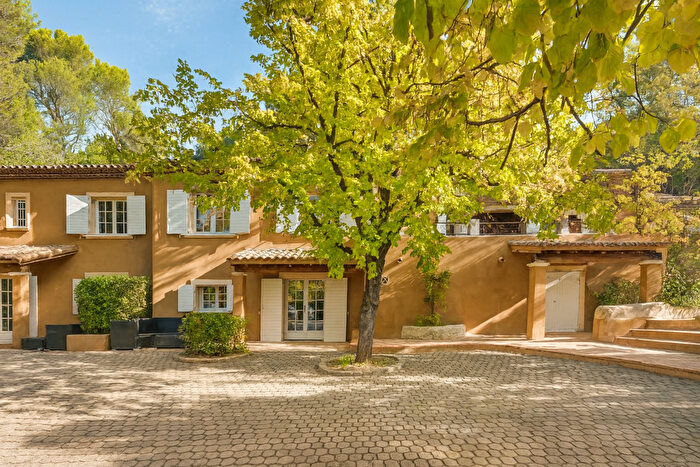 Maison à louer - Aix-en-Provence, Luynes - 8 pièces - 5 chambres