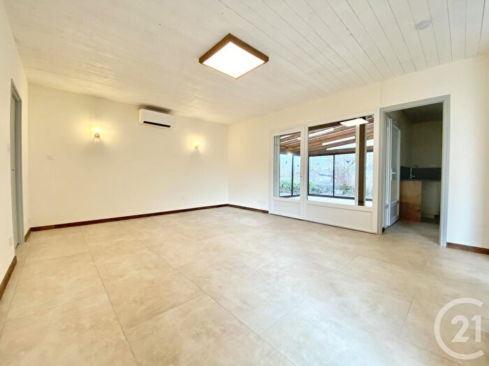 Maison à louer - Saint-André-le-Gaz - 5 pièces - 4 chambres