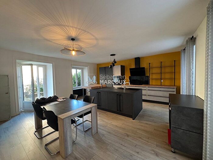 Maison à louer - Noirétable - 5 pièces - 3 chambres