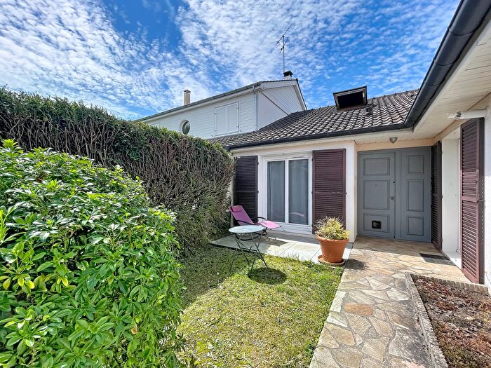Maison 5 pièces à vendre à Le Mesnil-Saint-Denis