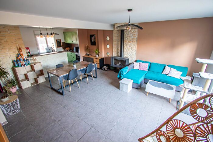 Maison à louer - Seiches-sur-le-Loir - 3 pièces - 2 chambres