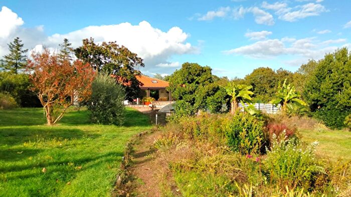 Maison à vendre - Saint-Amant-de-Bonnieure - 5 pièces - 4 chambres