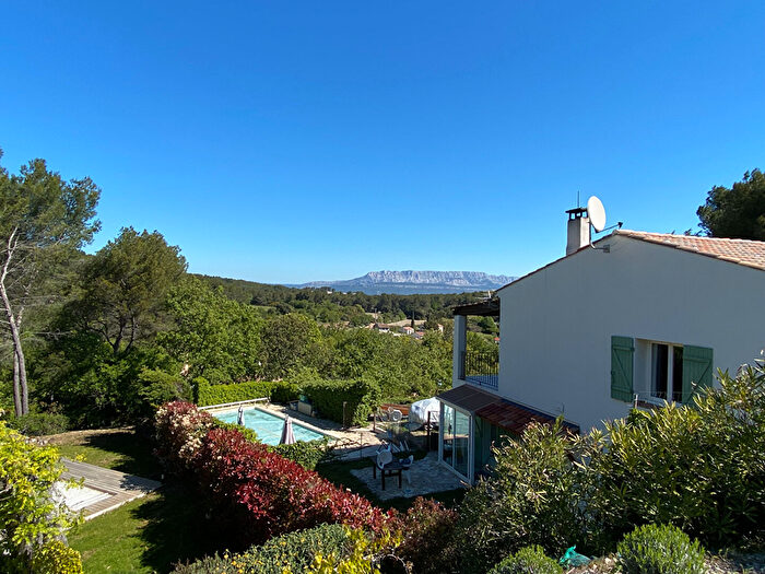 Maison à louer - Saint-Savournin - 6 pièces - 5 chambres