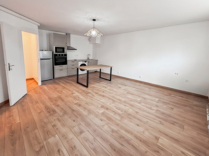 Mennecy, Centre-ville, Gare, Châtries, Château, Bel-Air : Appartement 2 pièces à louer
