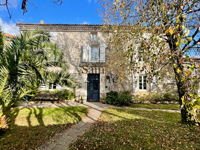 Maison à vendre - Balzac - 9 pièces - 5 chambres