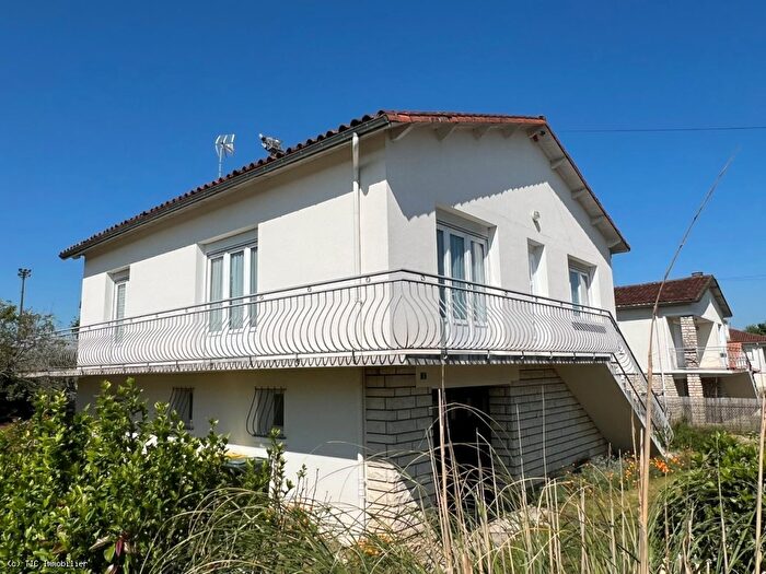 Maison à vendre - Ruffec - 5 pièces - 4 chambres