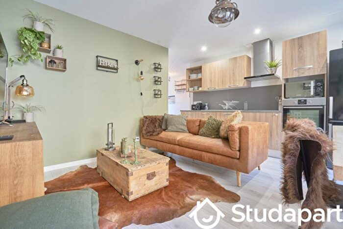 Appartement à louer - Barbâtre-Saint Remy-Verrerie, Reims - 1 pièce - 1 chambre