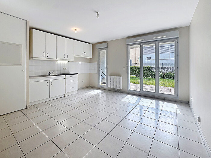 Appartement à louer - Bourgoin-Jallieu, Plambourgoin, Chemins - 2 pièces - 1 chambre