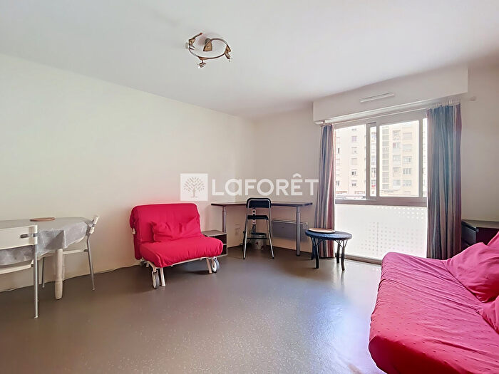 Appartement 1 pièce à louer - Quartiers Centre, Saint-Hélier, Gare