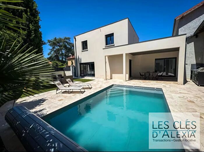 Maison à vendre - Décines-Charpieu, Charpieu - 5 pièces - 4 chambres