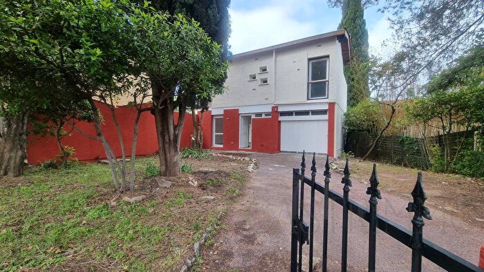 Maison 5 pièces à Centre Ville, Castries, à louer