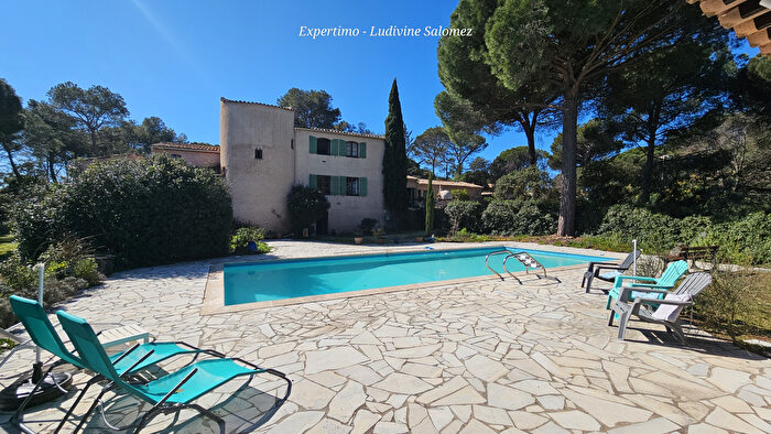 Maison à vendre - Roquebrune-sur-Argens - 14 pièces - 7 chambres